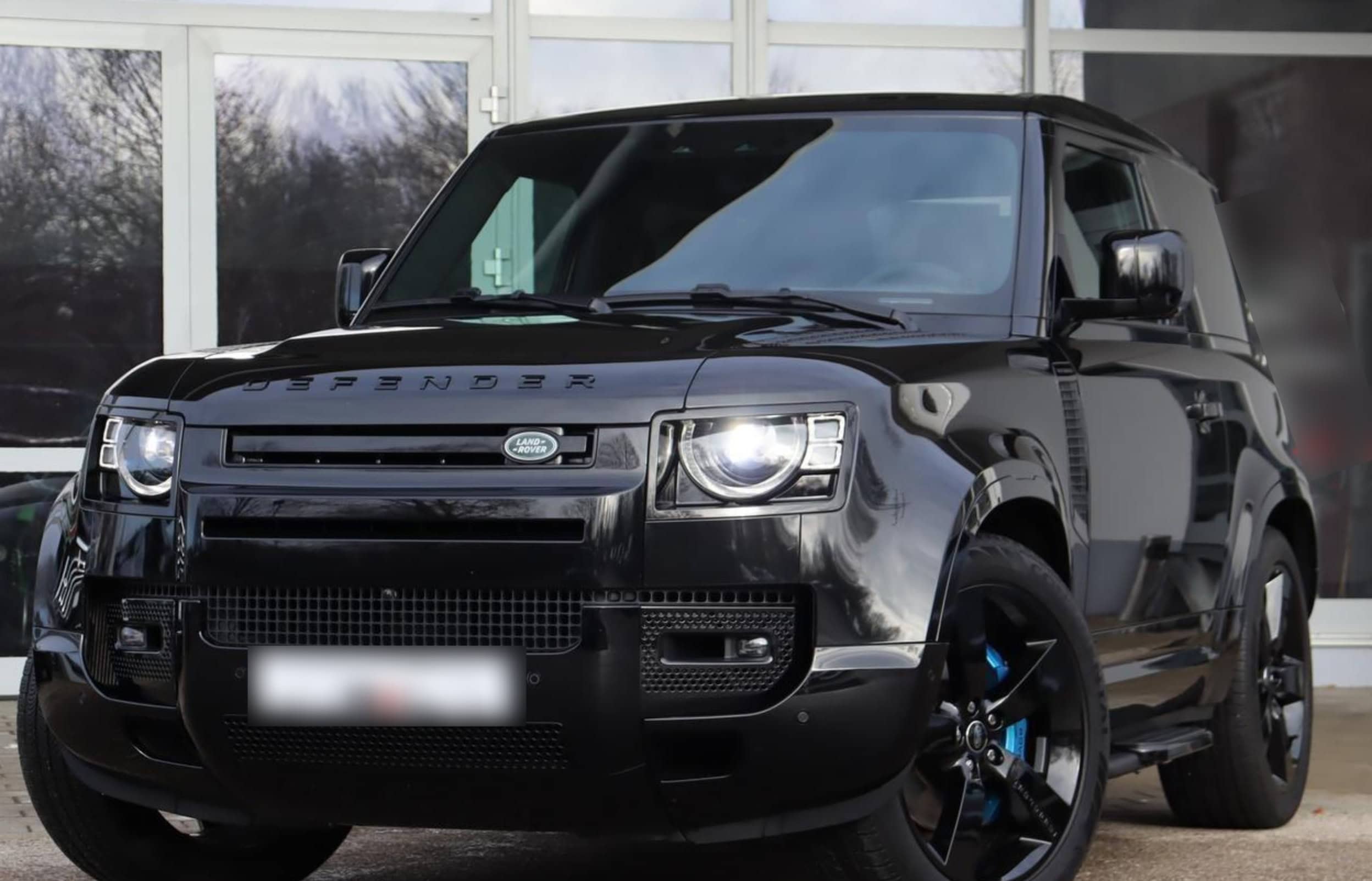 Comprar Land Rover Defender 90 V8 James Bond 007 Edition / 1 of 3 ...