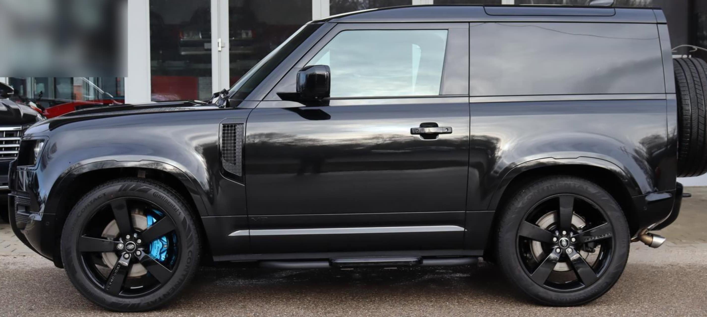 Comprar Land Rover Defender 90 V8 James Bond 007 Edition / 1 of 3 ...